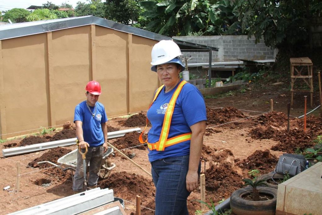 Una maestra de obras que topó con paredes muy altas - Revista Petra